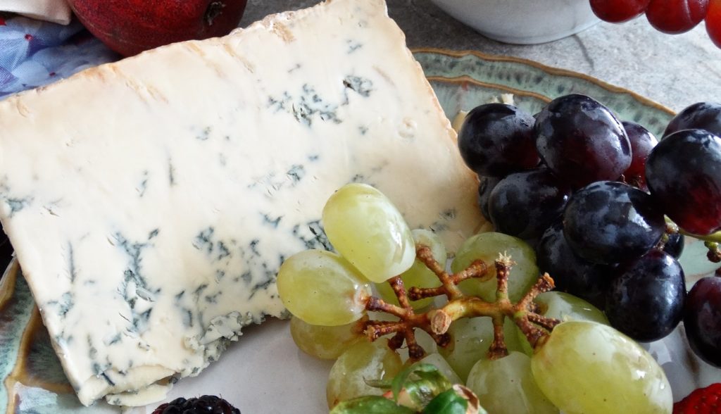 Blue cheese, spring garlic, grape salad – finnzkitchen